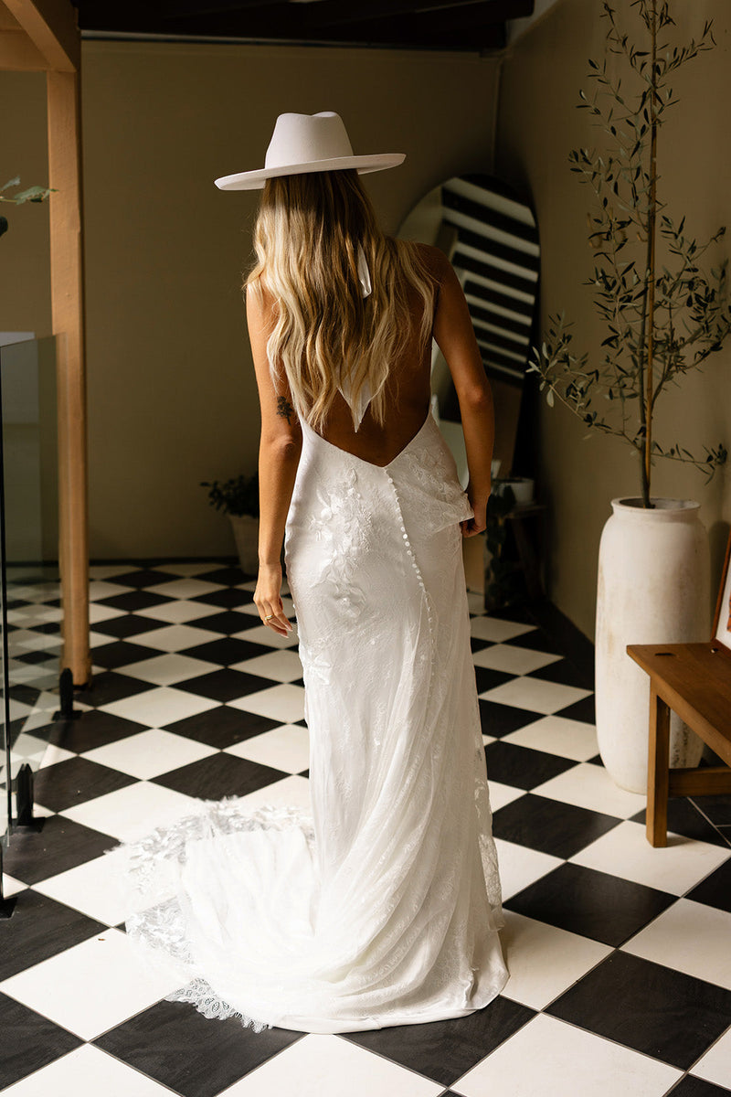 Grace Bride in the Stevie Gown – Grace Loves Lace AU